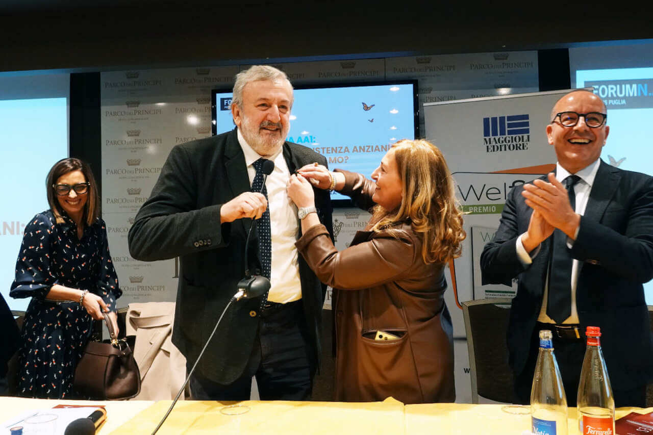 Bari, Emiliano insignito assistente sociale ad honorem