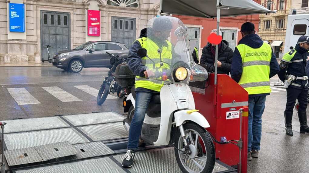 Bari, ok a revisione scooter "truccato": denunciato il responsabile