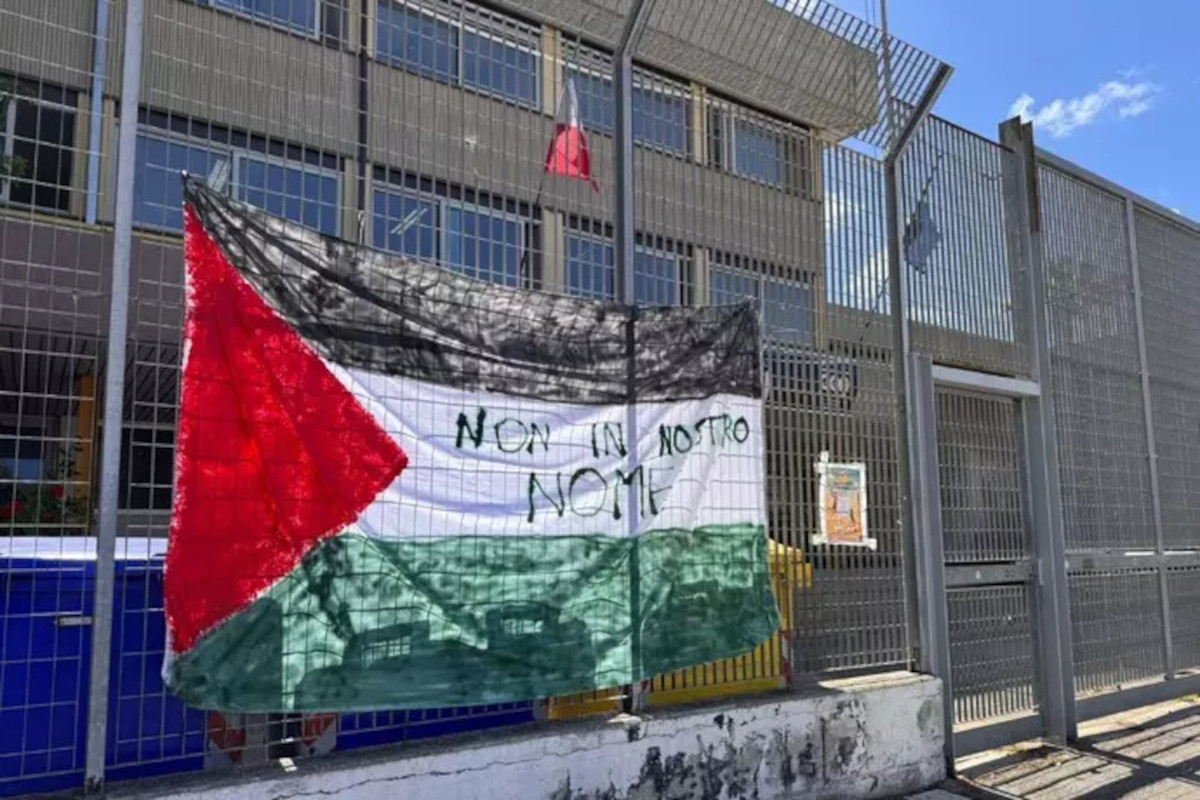 Bari, bandiera della Palestina sul cancello del liceo "Salvemini"