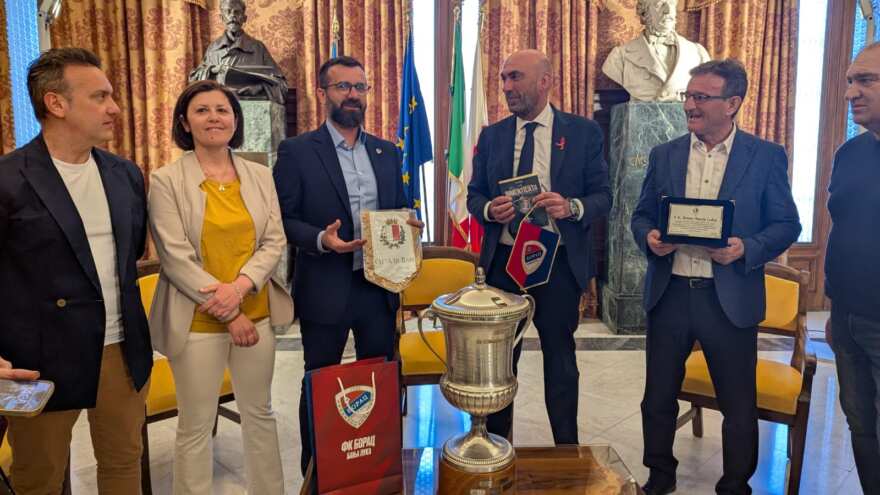 La Mitropa Cup a Bari: i tifosi riabbracciano il trofeo dopo 35 anni