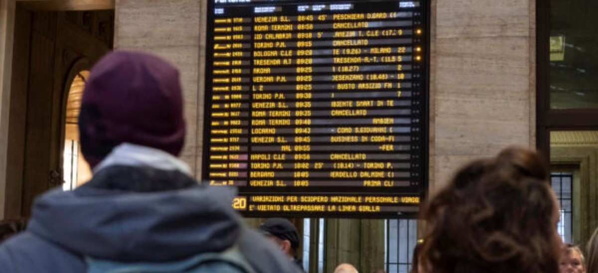 Sciopero generale, trasporti in tilt: disagi su treni, aerei, bus e ...