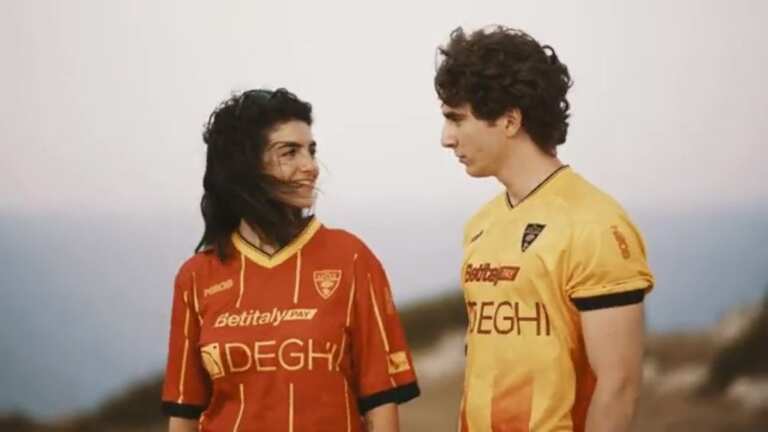 Serie A, il Lecce presenta le maglia della stagione 2025-2026