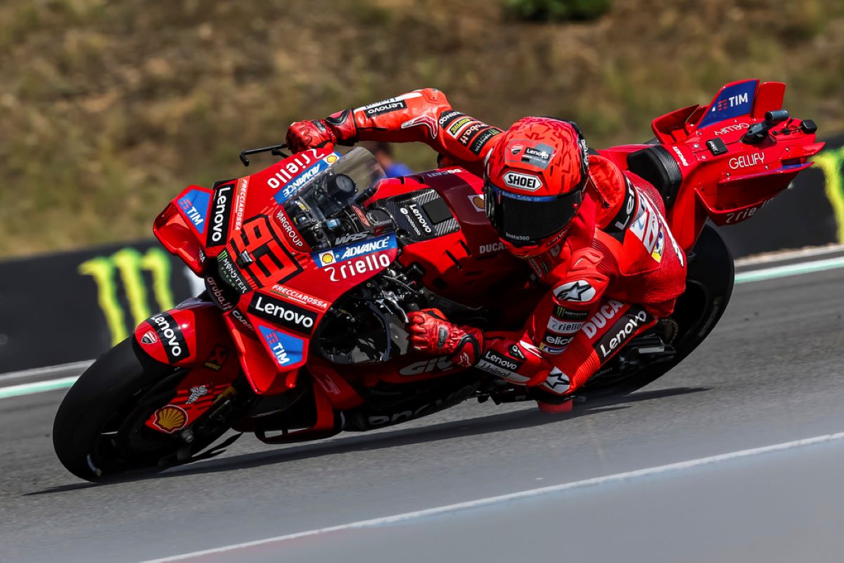 MotoGP 2025, Marquez domina a Brno e allunga nel Mondiale: Bezzecchi e Acosta sul podio