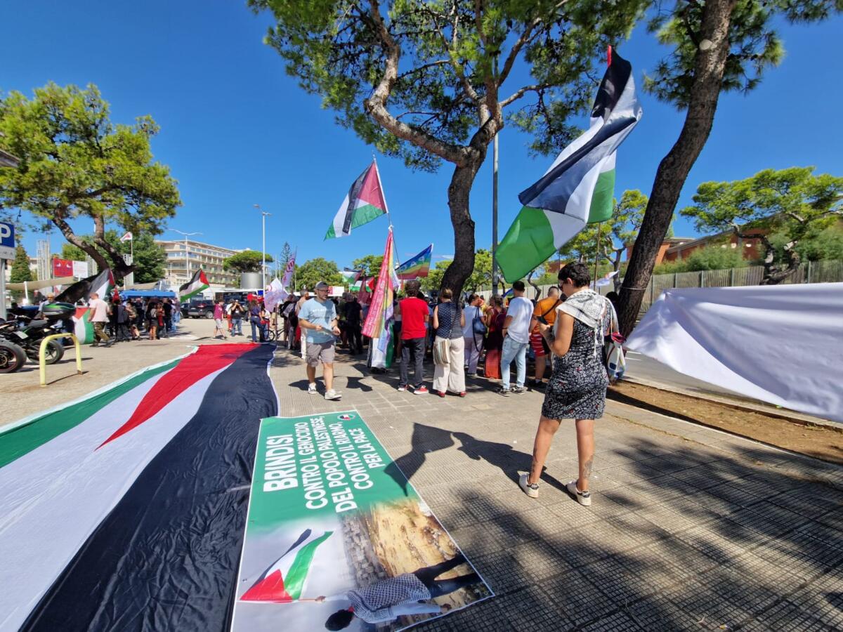 Bari, presidio pro-Palestina all'esterno della Fiera del Levante