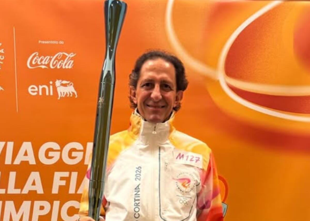 Milano-Cortina 2026, Igor Protti con la Fiaccola olimpica a Livorno